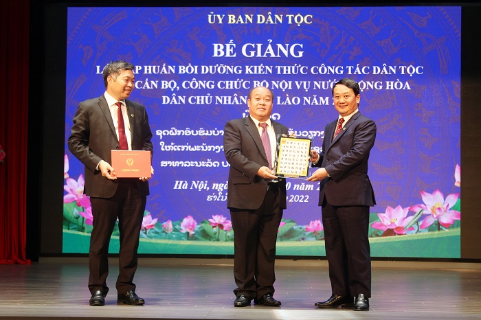 UBDT: Bế giảng Lớp tập huấn bồi dưỡng kiến thức công tác dân tộc cho ...